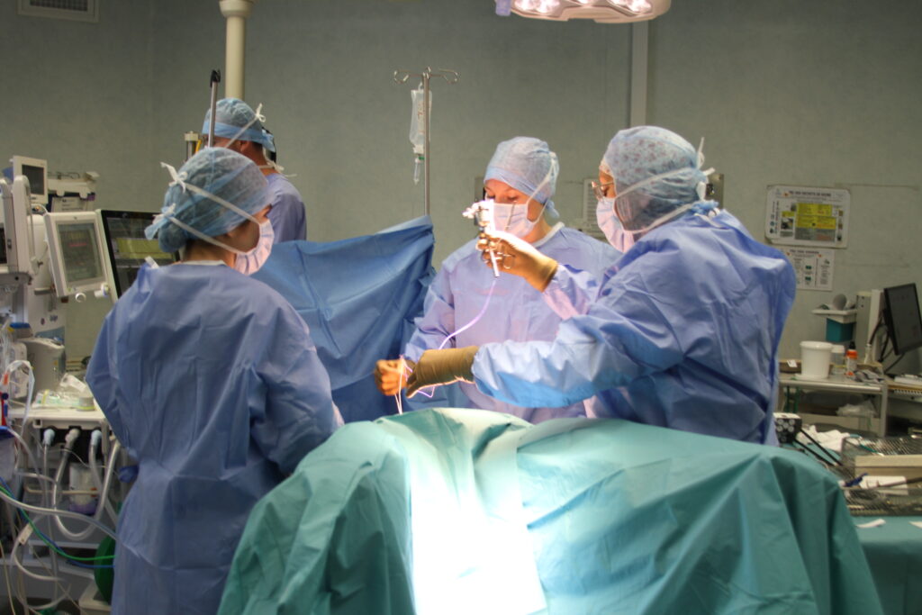 Un robot chirurgical pour optimiser la prise en soins des patients ! - Groupe Hospitalier ...